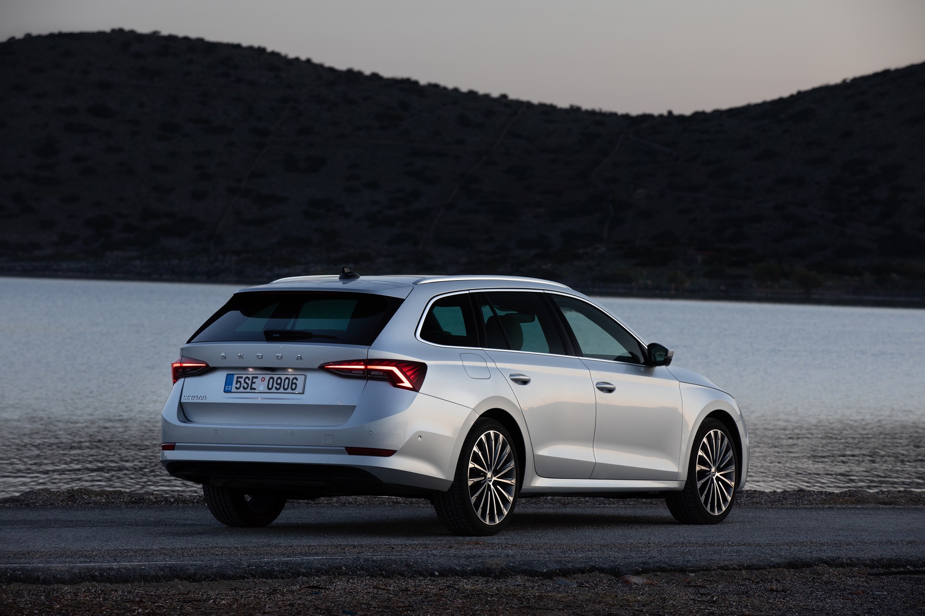 【2022 Taiwan Car Of The Years Awards 最佳進口中型車～】智勇雙全綜合體 Skoda Octavia | 一手企劃 | CARNEWS