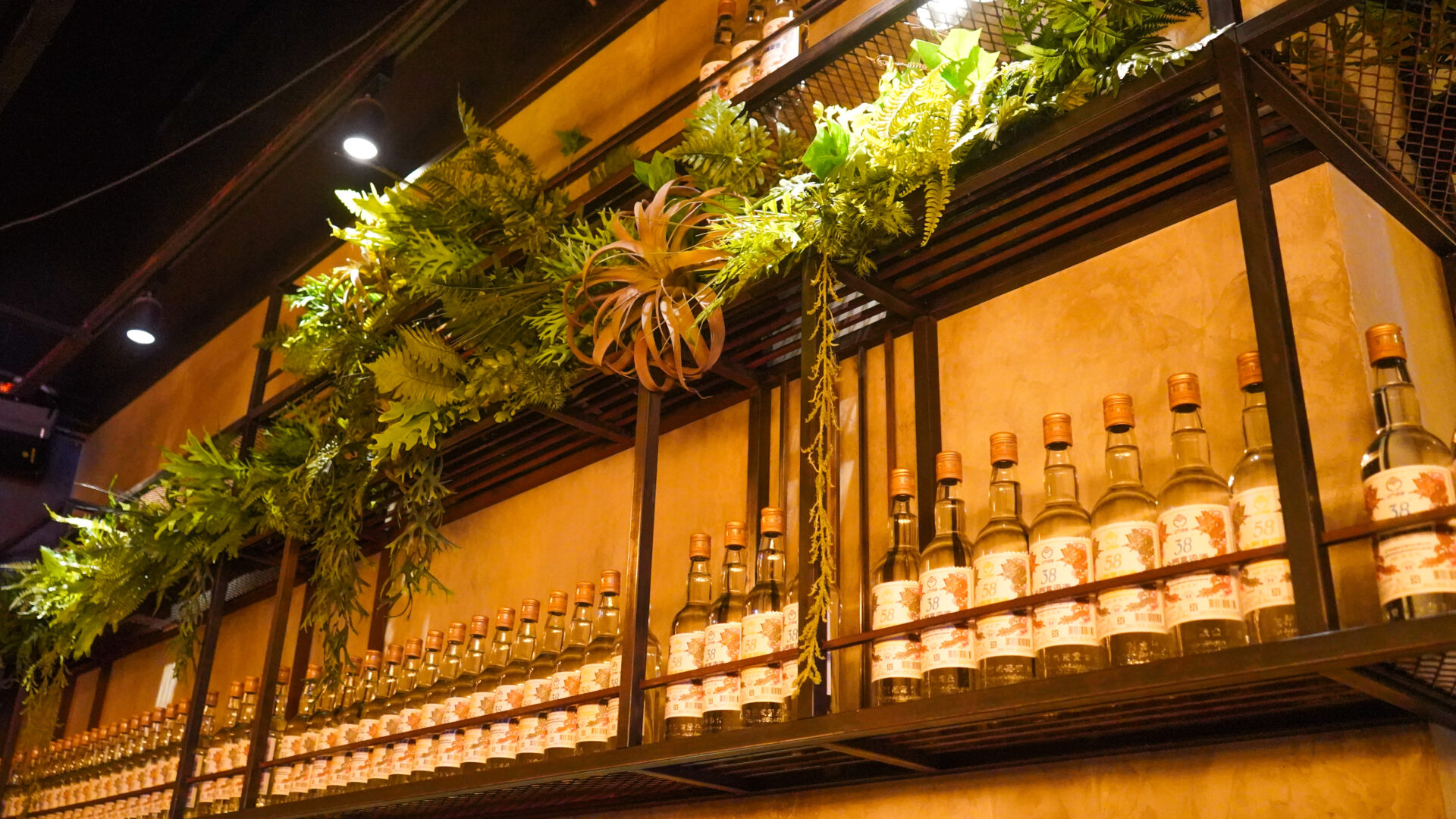 金門酒廠《KK Bar 金酒吧》台北華山開幕謝欣穎甩冷豔形象 化身一日純烈系店長 | 美食 | CARNEWS