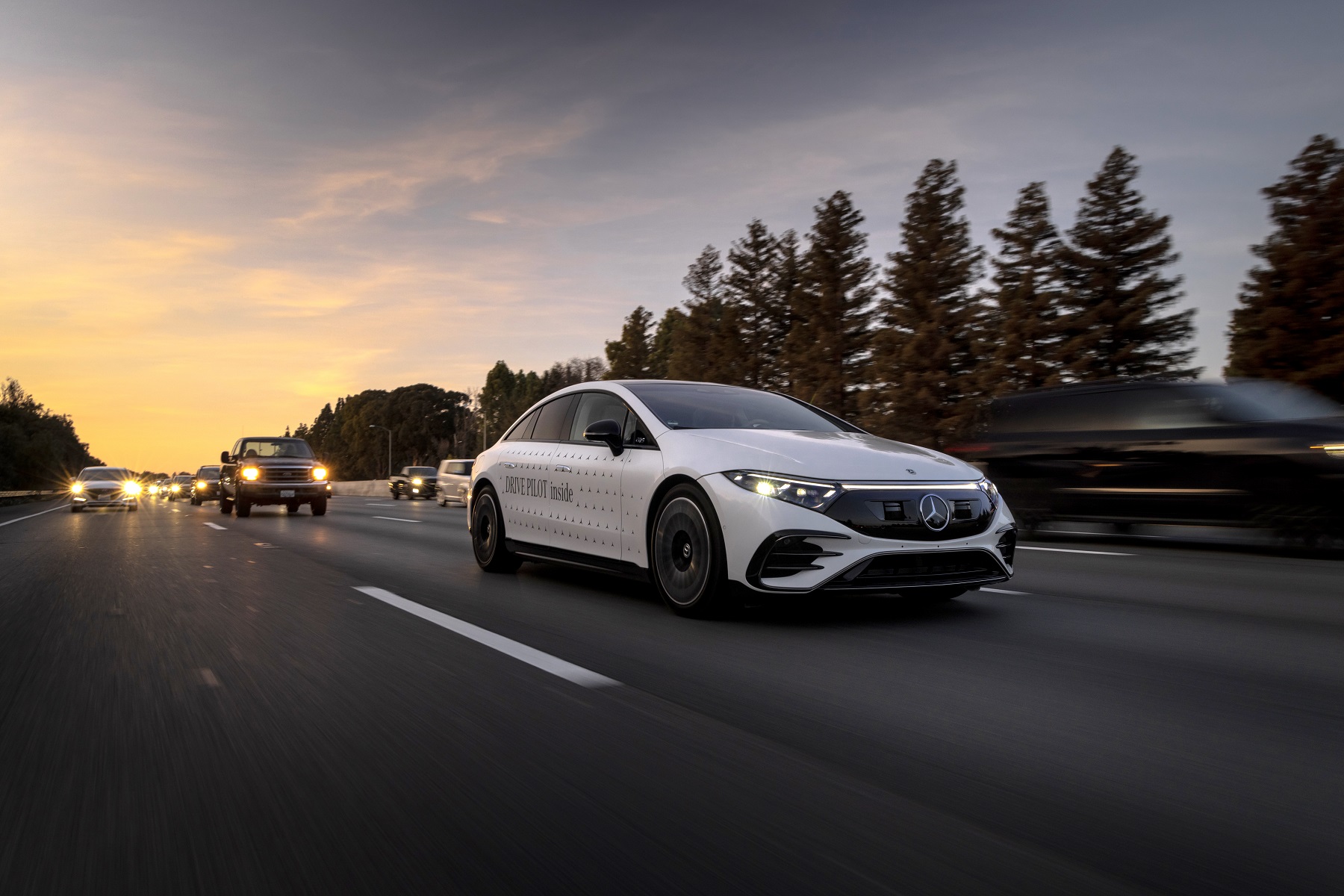 全新E-Class內裝搶先曝光Mercedes-Benz打造自有MB.OS作業系統 | 新聞快訊 | CARNEWS