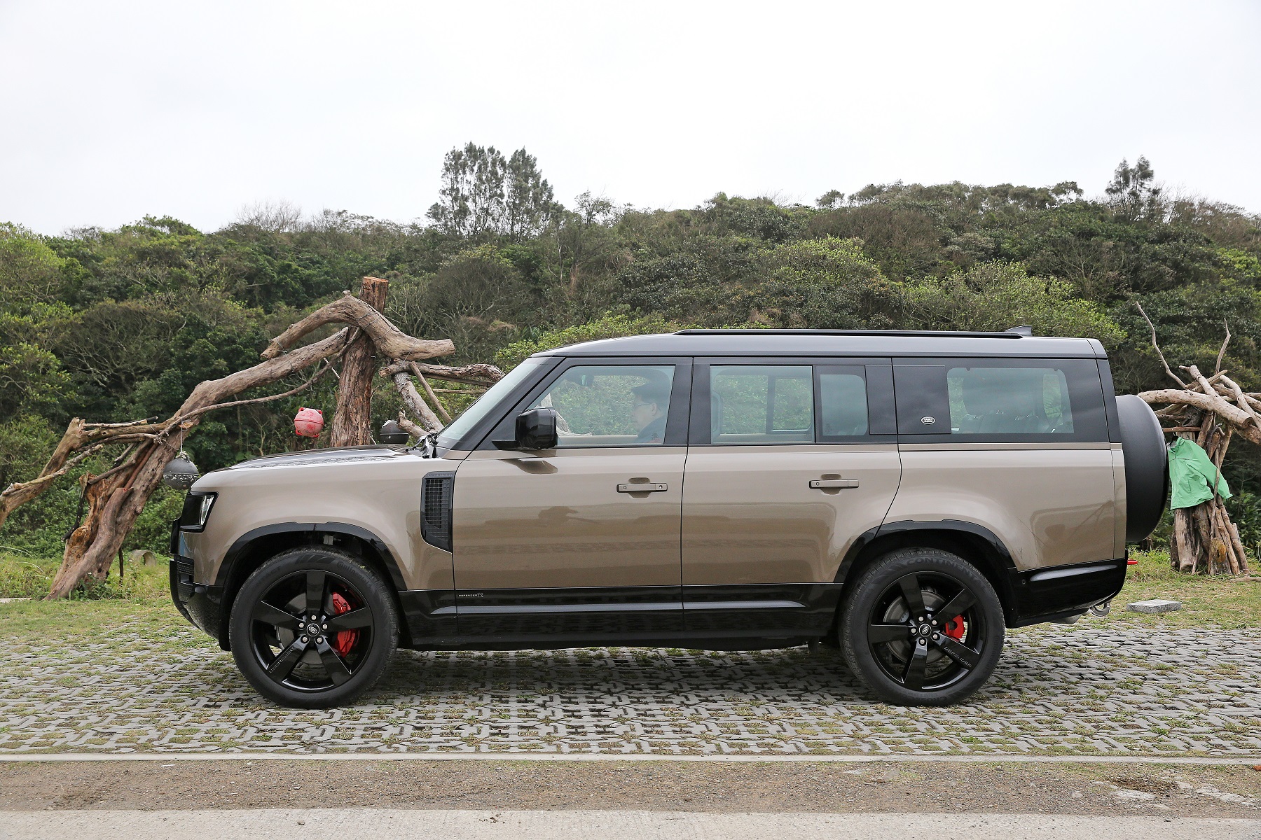 【試駕】8人座豪華越野硬漢 Land Rover Defender 130 X P400 | 試駕體驗 | CARNEWS