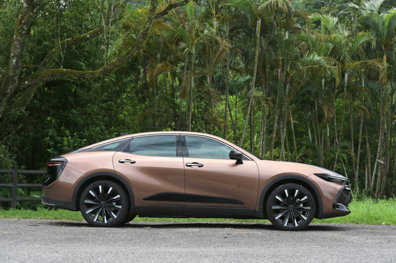 【一手試駕】剛柔並濟 Toyota Crown皇家版 | 試駕體驗 | CARNEWS