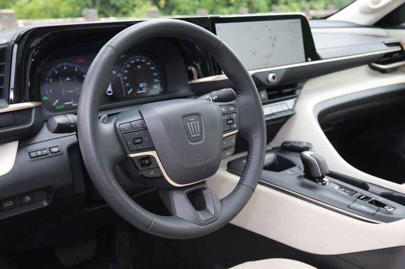 【一手試駕】剛柔並濟 Toyota Crown皇家版 | 試駕體驗 | CARNEWS