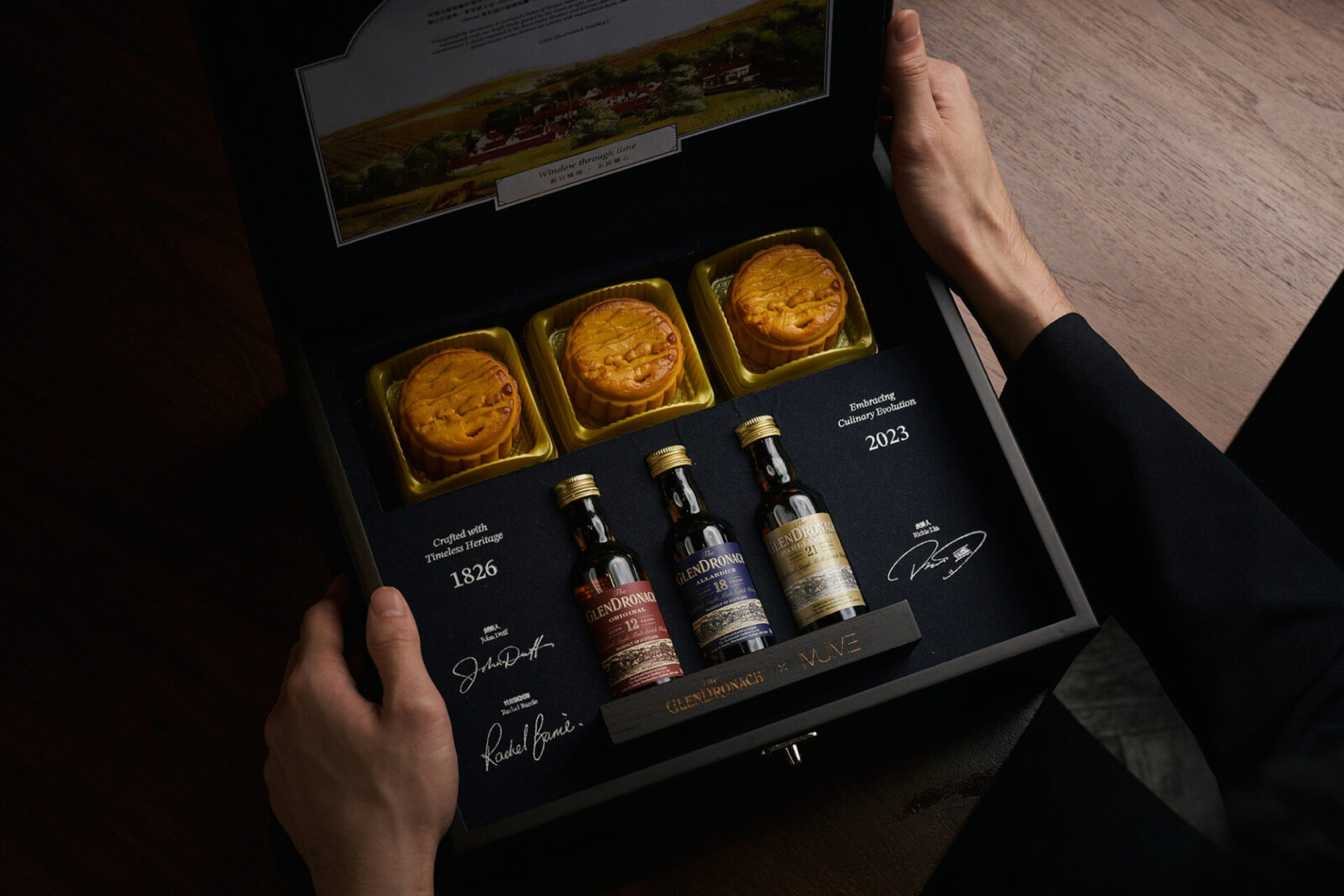 亞洲 50 最佳餐廳 MUME 2023 年度鉅獻中秋「珍稀雪莉典藏月餅禮盒」精選三款珍稀格蘭多納迷你酒搭配 12 年威士忌流心月餅一品蘇格蘭 ...