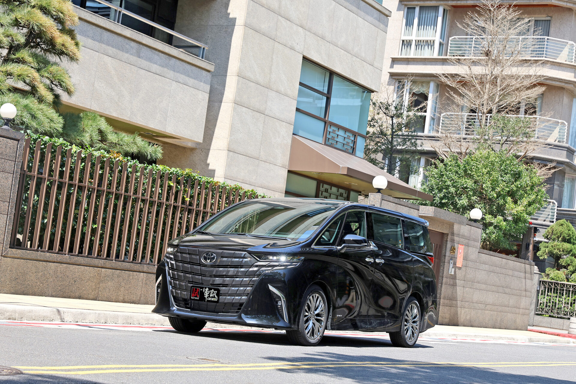 【一手試駕】插電式商務霸主Toyota Alphard PHEV | 試駕體驗 | CARNEWS